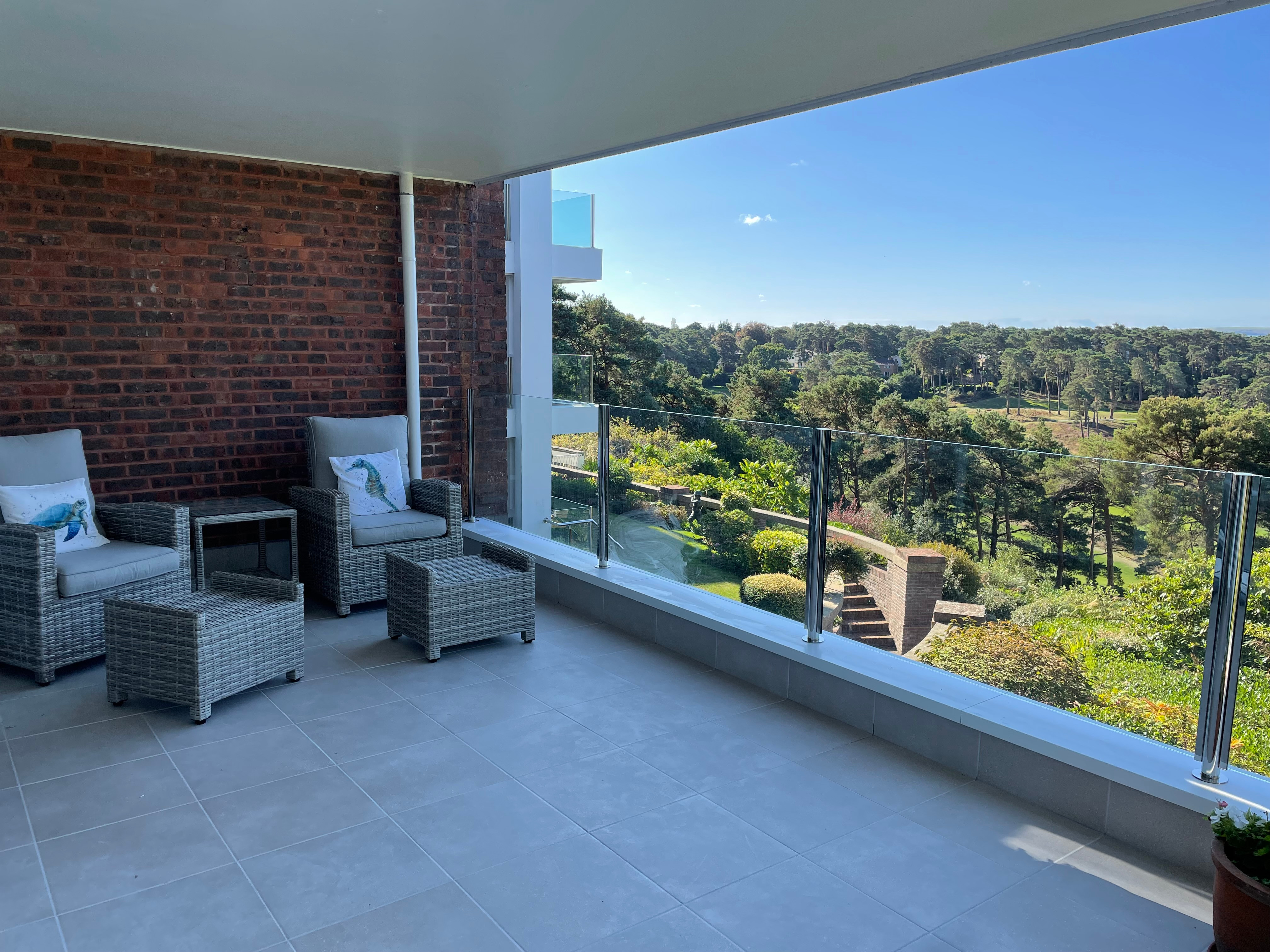 Canford Cliffs Apartment - Ikonic Homes